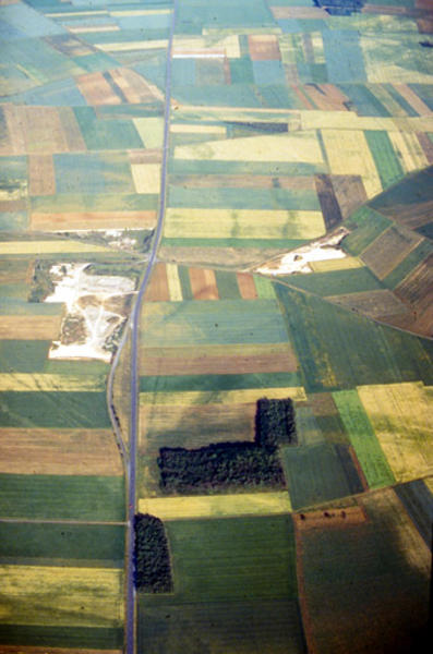Fanum discernable au haut du cliché (à droite de la route).